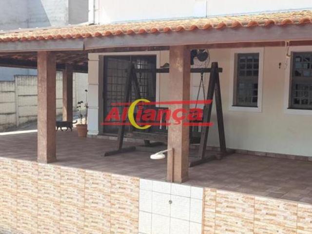 Casa ampla em Atibaia com 3 dormitórios, suíte, piscina, edícula e 3 vagas em terreno de 1.000 m²