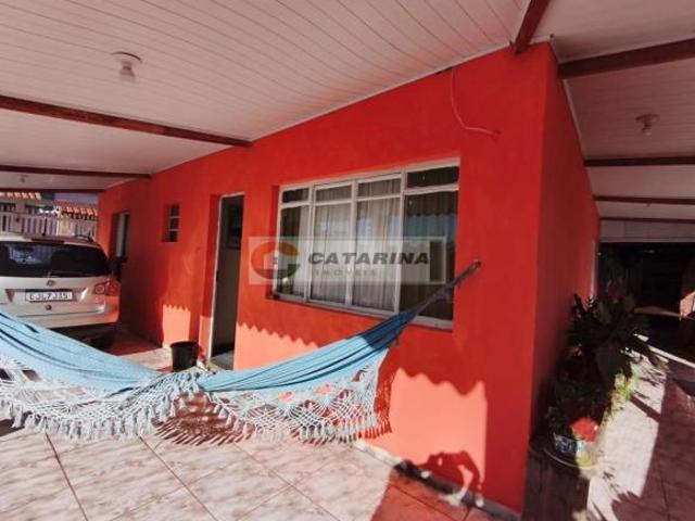 Casa ampla em condomínio fechado!