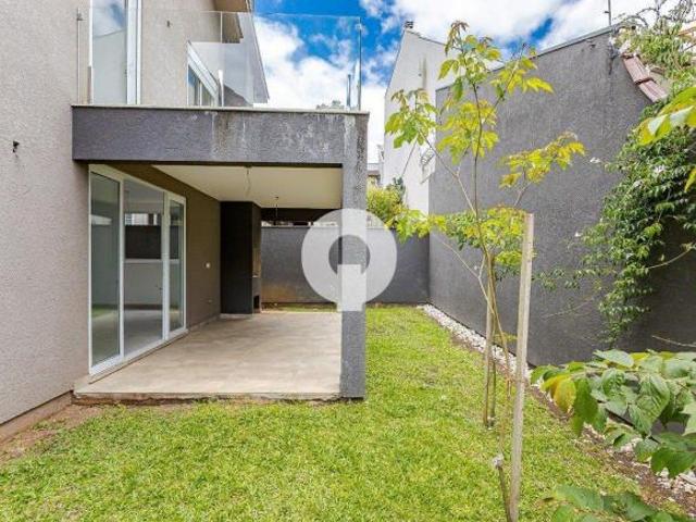 CASA AMPLA EM CONDOMÍNIO FECHADO EM SANTA FELICIDADE