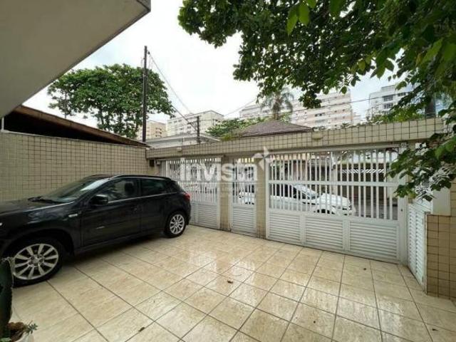 CASA AMPLA EM EXCELENTE LOCALIZAÇÃO !