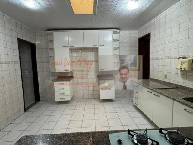 Casa ampla, em local com fácil acesso ao metrô, shopping.