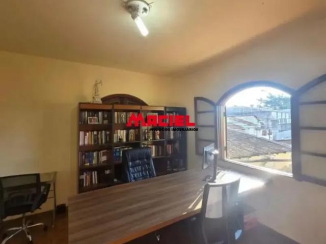 Casa Ampla em Localização Estratégica. Ideal para Residência ou Comércio