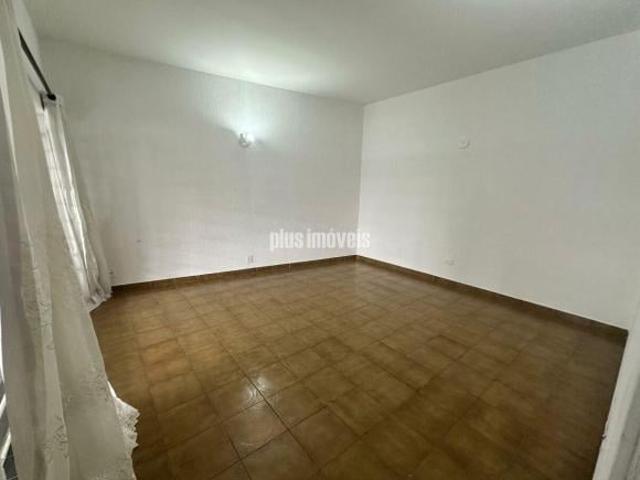 Casa ampla em rua tranquila