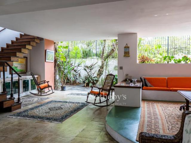 Casa ampla em rua arborizada