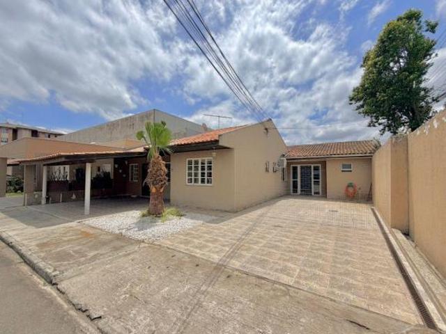 CASA AMPLA EM RESIDENCIAL FECHADO EM SÃO JOSÉ DOS PINHAIS