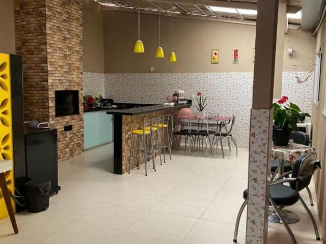 Casa Riacho Fundo I, reformada, com 4 quartos, excelente localização, estuda troca