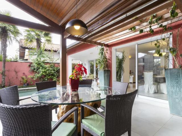 Casa ampla repleta de iluminação natural e ambientes integrados