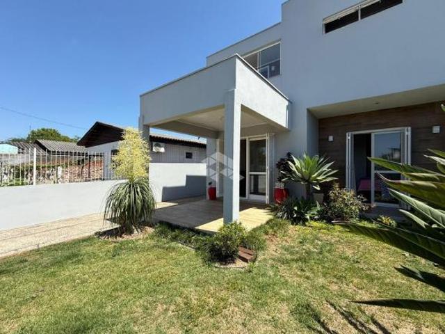 Casa ampla, semimobiliada, com 3 dormitórios e pátio fechado