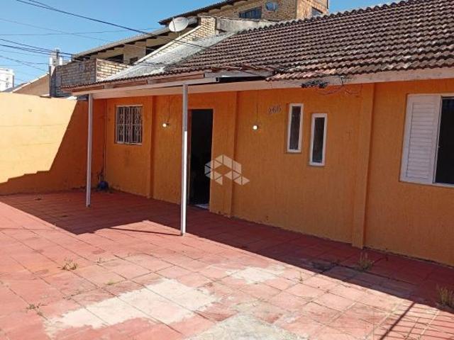 Casa ampla 4 dormitórios com pátio e garagem dupla no Jardim Carvalho Porto Alegre