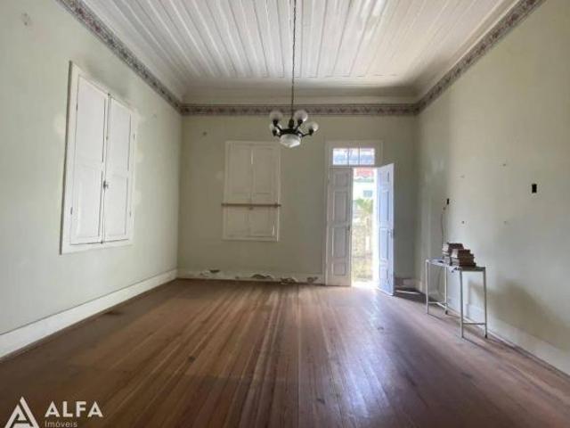 Casa Antiga, Bem Conservada e Espaçosa no bairro São José em Barbacena