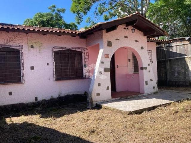 Casa antiga, charmosa, em ótimo terreno e localização. Bairro Tristeza