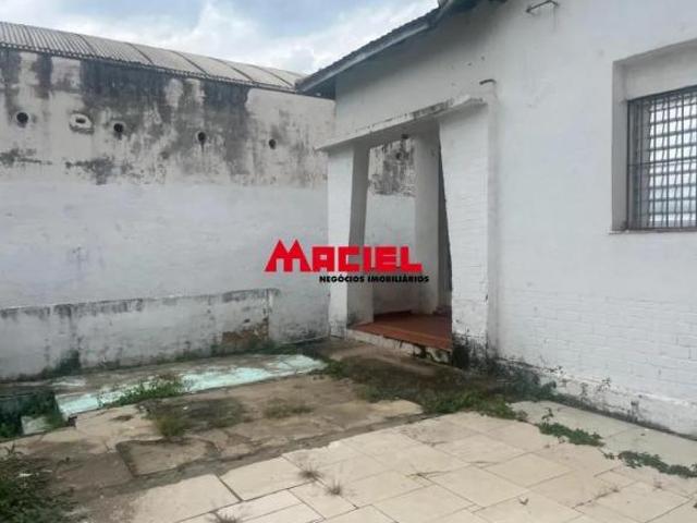 Casa antiga com galpão no fundo no centro da cidade