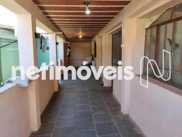Casa antiga com duas habitações independentes em rua tranquila em bairro tradicional
