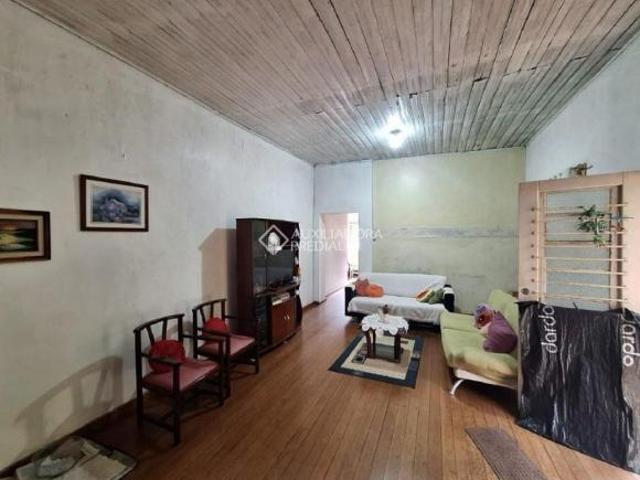 Casa antiga e espaçosa, com estrutura sólida, grande potencial para reforma ou personalização