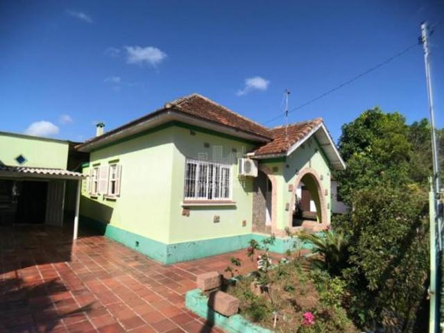 Casa antiga em localização residencial ou comercial