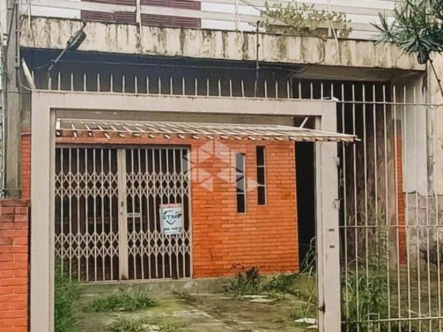 Casa antiga na rua Carlos Trein Filho no bairro Auxiliadora em Porto Alegre para reformar e vender