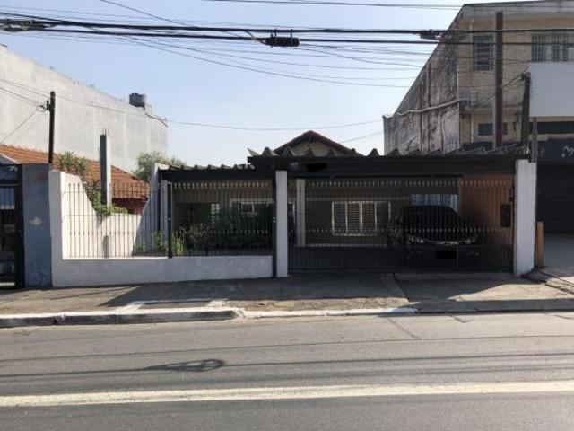 Casa antiga para demolição na Av. Águia de Haia