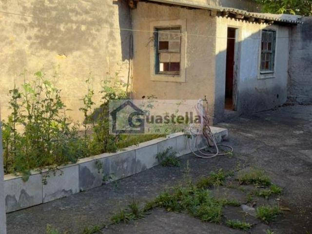 Casa antiga para reformar com terreno especial. Ótima Localização!