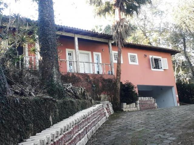 Casa arejada com cômodos amplos em loteamento fechado