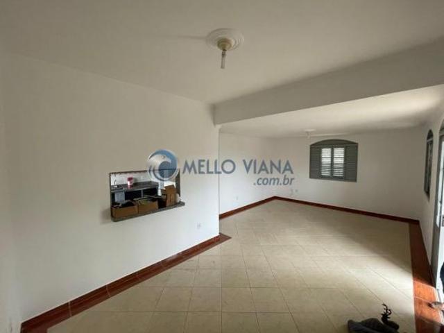 Casa arejada, ensolarada em bairro residencial aprazível e sossegado no bairro Vale dos Pinheiros, S
