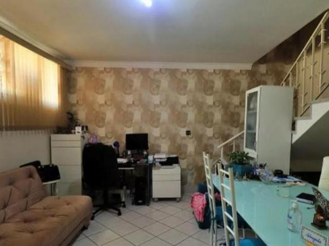 CASA ASSOBADADA COM 3 DORMITORIOS, 2 SUITES E 1 VAGA
