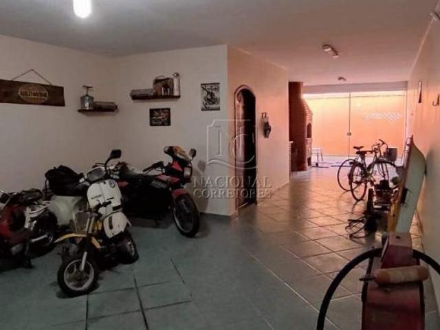 Casa assobrada à venda na Vila Camilópolis, 207 m² de área construída, terreno de 150 m²