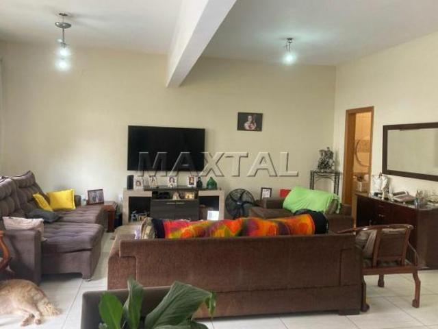 Casa Assobrada de 300m², 3 quartos com Suíte, 1 closet, Sala, sacada e 5 Vagas de garagem