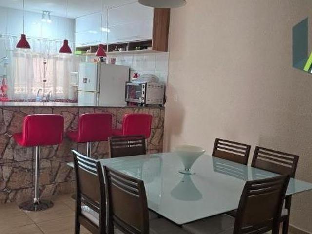 Casa assobradada, no Bairro Vila Josefina, bem localizada e com fino acabamento! Estuda Permuta por