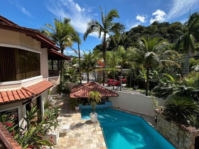 Casa Assobradada no Condomínio Fechado Pernambuco II, localizada na Praia do Pernambuco, 700 metros