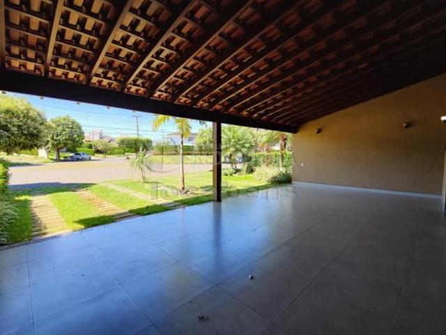 Casa assobradada no condomínio Damha I com suite, sacada nos quartos e quintal rico em detalhes