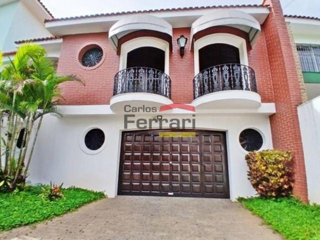Casa assobradada no Jardim França, com 3 quartos, 4 vagas e piscina