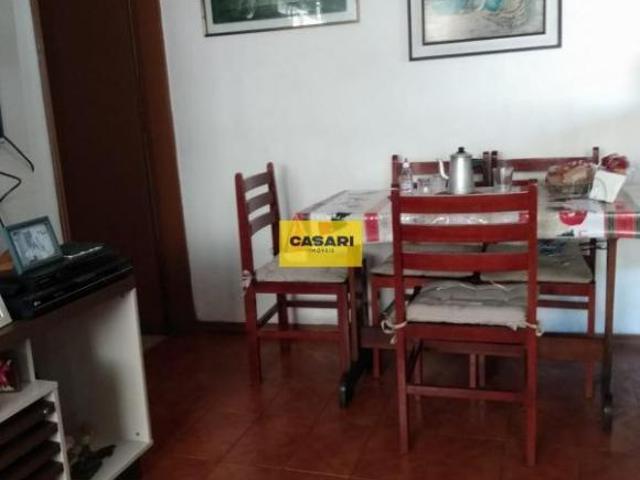 Casa assobradada à venda com 2 dormitórios e 2 vagas de garagem