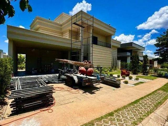 Casa assobradada à venda no Quinta do Golfe Jardins com 4 suítes e 2 vagas de garagem / Próximo ao I