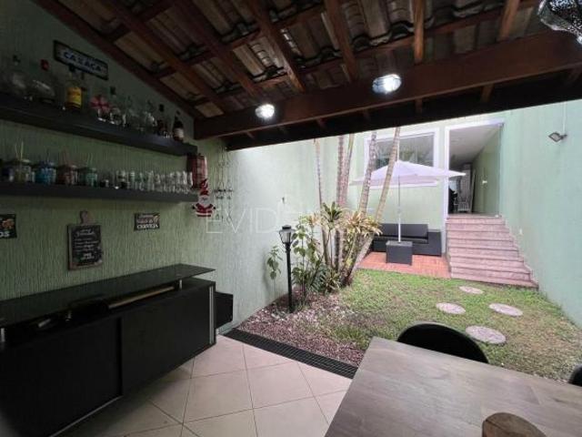 Casa assobradada à venda no Tatuapé com 3 suítes, 4 vagas 227 metros