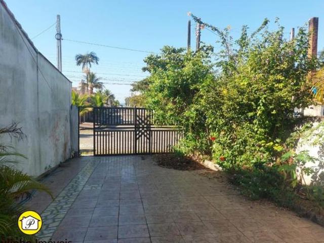 Casa assobradada com 4 dormitórios excelente localização a 100 metros do mar