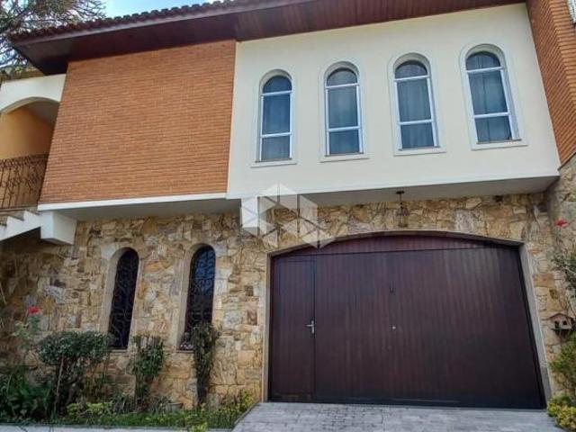 Casa assobradada com 4 dormitórios e 6 vagas no Tremembé