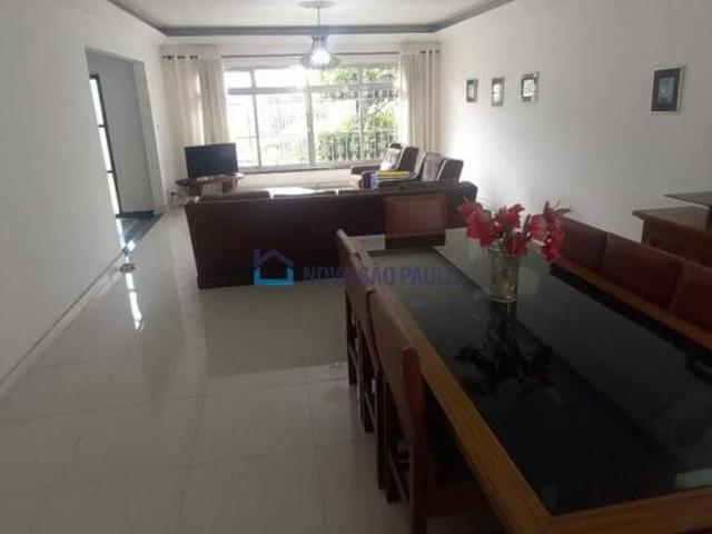 Casa assobradada, com 4 dormitórios, 6 vagas