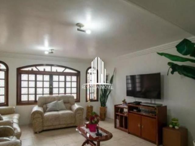 CASA ASSOBRADADA COM 4 QUARTOS, 2 SÚITES E 1 VAGA