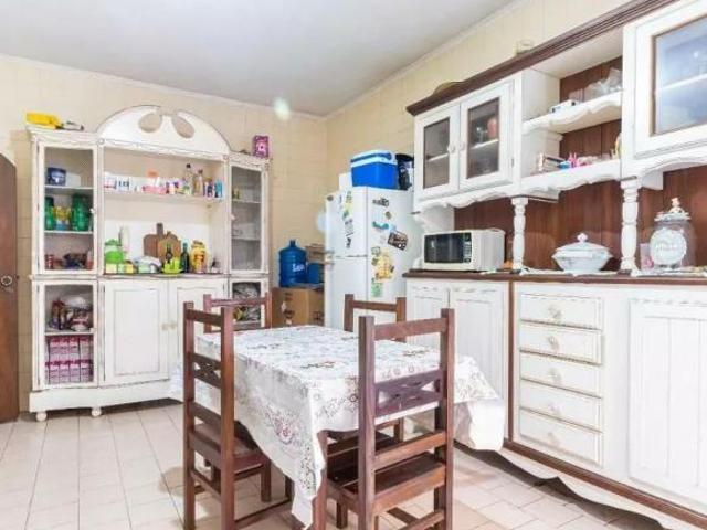CASA ASSOBRADADA COM 5 DORMITÓRIOS SENDO 4 SUÍTES E 5 VAGAS DE GARAGEM. NO BAIRRO CHÁRA MEYER