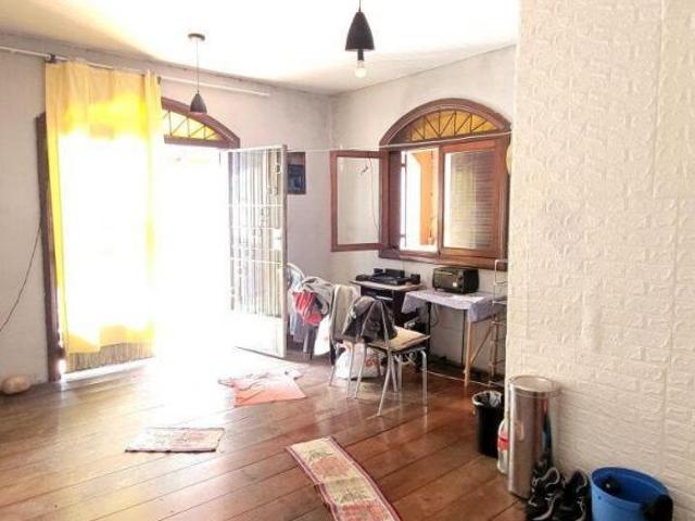 CASA ASSOBRADADA COM 6 VAGAS DE GARAGEM