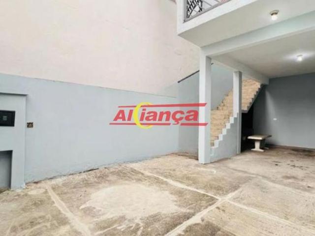CASA ASSOBRADADA COM 02 QUARTOS SENDO 1 SUÍTE, 03 VAGAS DE GARAGEM EM ÓTIMA LOCALIZAÇÃO