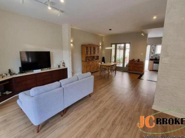 Casa assobradada com 260 m² de terreno, 3 Dormitórios, sendo 1 suíte, Garagem com 5 vagas