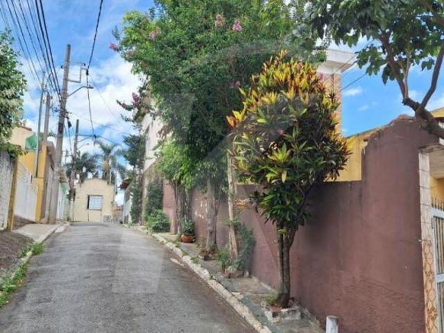 Casa assobradada com 270 mts², 5 quartos, 2 salões, fica a 850 mts do metrô Tucuruvi