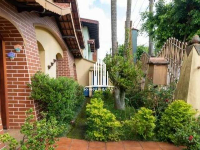 CASA ASSOBRADADA COM 3 DORMITORIOS, 3 VAGAS E 2 BANHEIROS