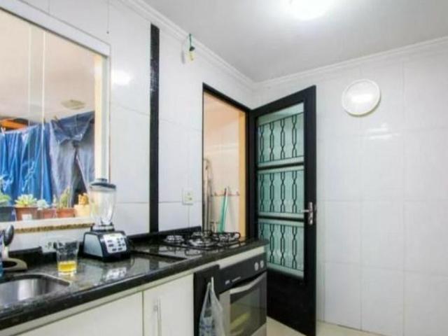 CASA ASSOBRADADA COM 3 QUARTOS, 1 SÚITE E 1 VAGA