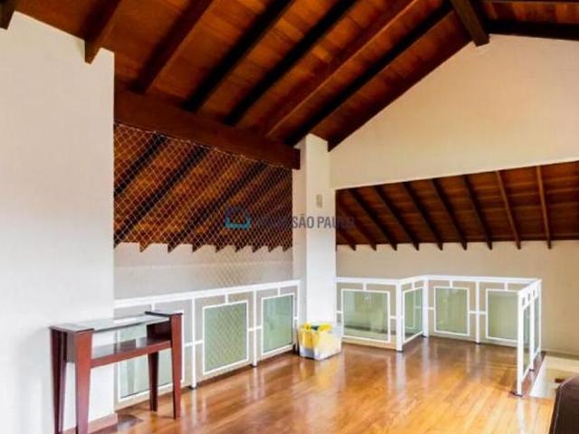 Casa Assobradada com 3 Suítes, 6 Vagas e Quintal. Próxima ao Shopping Plaza Sul