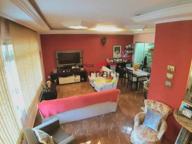 Casa assobradada com 3 suítes e amplo espaço gourmet