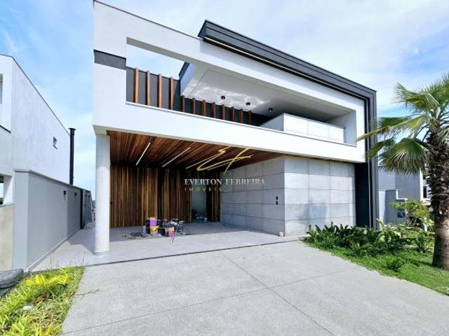 Casa Assobradada com 3 Suítes, sendo 1 Master com Closet, Escritório, Piscina