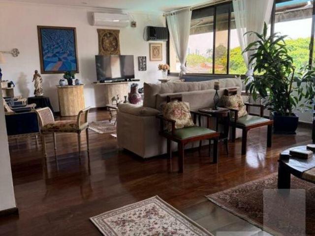 Casa assobradada com vista para área verde, 3 dormitórios sendo 1 suíte e 4 vagas Vila Madalena