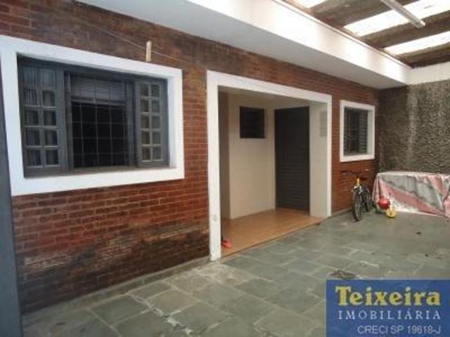 CASA ASSOBRADADA COM AMPLO TERRENO VILA MANGALOT